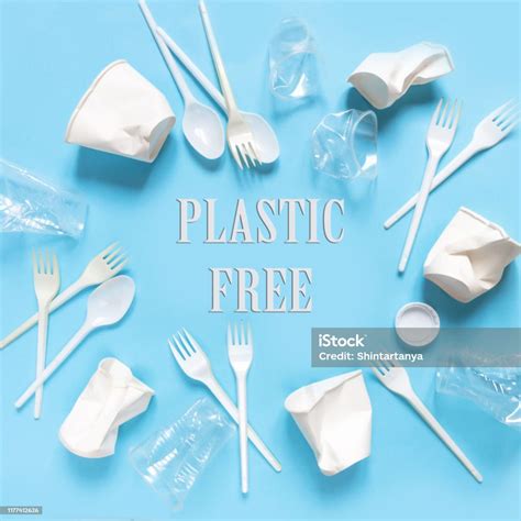 플라스틱 기구 안경 포크 파란색 배경에 숟가락 평평한 누워의 집합입니다 플라스틱 폐기물 재활용의 개념 수집 생태 환경 관리 0명에 대한 스톡 사진 및 기타 이미지 Istock