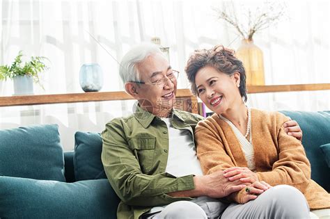 幸福的老两口坐在沙发上高清图片下载 正版图片507638483 摄图网