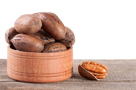 오래 된 보드에 나무 그릇에 피칸 너트 0명에 대한 스톡 사진 및 기타 이미지 0명 껍질 벗긴 사진 이미지 Istock