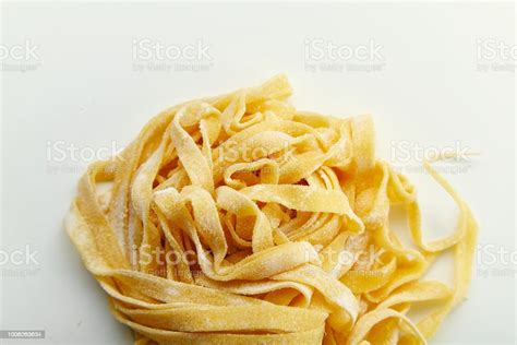 흰색 바탕에 수 제 이탈리아 Tagliatelle 파스타 건강한 식생활에 대한 스톡 사진 및 기타 이미지 건강한 식생활