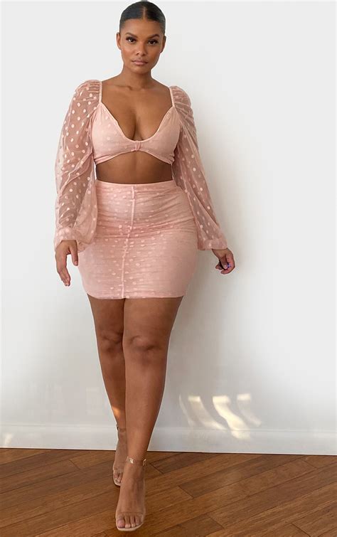 PLT Plus Jupe Moulante Froncée En Mesh Nude À Pois PrettyLittleThing FR