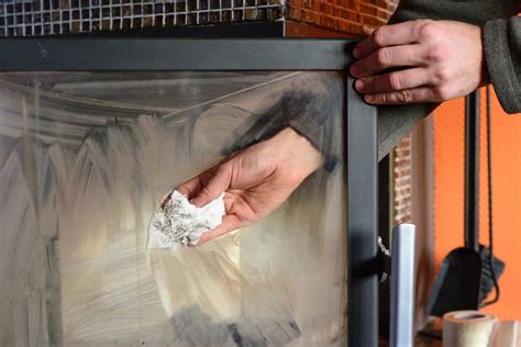 Consejos Para Limpiar La Puerta De Cristal De Una Chimenea