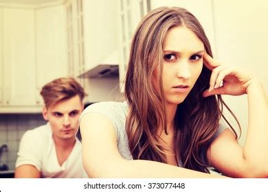 抱き合う若い美しいヌードカップル。写真素材332350130 Shutterstock