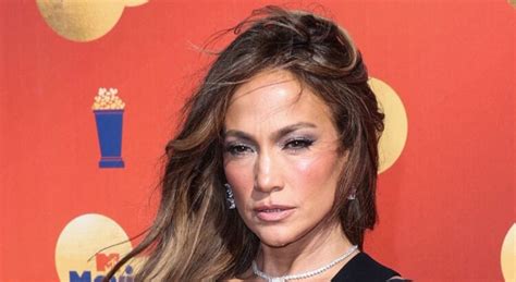Jennifer Lopez Radieuse Dans Une Robe Au Décolleté Plongeant