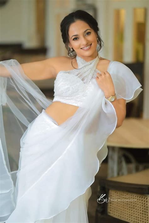 ක්ෂීර සාගරයේ දෙවඟනක් වගේ නේද ජනප්‍රිය නිළි උදා‍රි වර්නකුලසූරියගේ