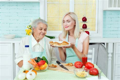 Ama De Casa De La Abuela Y De La Mujer Imagen De Archivo Imagen De