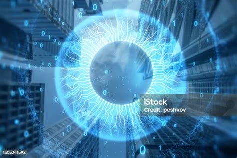 흐릿한 톤의 도시 배경에 있는 추상적인 디지털 파란 눈 홍채 기술과 비전 개념입니다 이중 노출 생체 인식에 대한 스톡 사진 및 기타 이미지 Istock