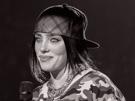 Billie Eilish é Atingida No Rosto Por Pulseira Jogada Por Fã Em Show