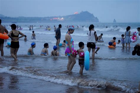 石老人海滨浴场位青岛市,是青岛最大的海水浴场之一 今日头条 石老人海滨浴场位青岛市,是青岛最大的海水浴场之一 今日头条