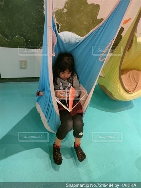 青いシャツを着た小さな女の子の写真・画像素材 Snapmart（スナップマート）