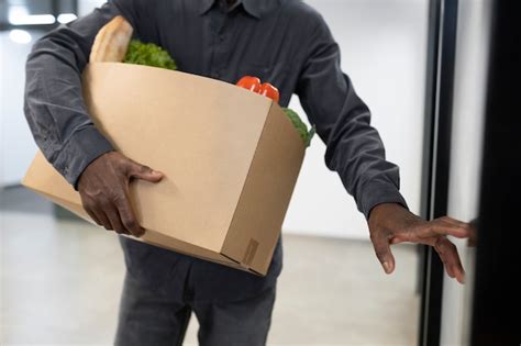 Vue de face homme portant une boîte d épicerie Photo Gratuite