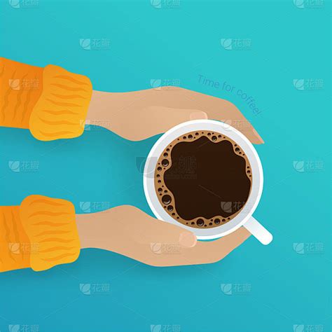 手捧着热咖啡杯
