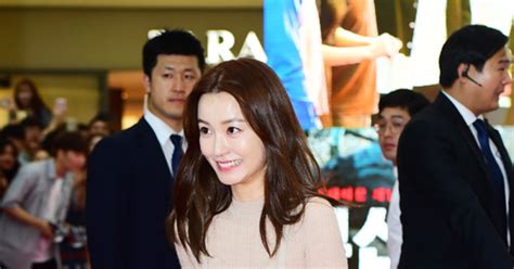 [포토엔]정유미 누드톤 밀착 원피스 자태 부산행