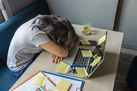 여자 가을맞이 비행기에서 잠이 베드 독서모드 보고서 및 문서 사무실에 대한 스톡 사진 및 기타 이미지 사무실 슬픔 과로 Istock