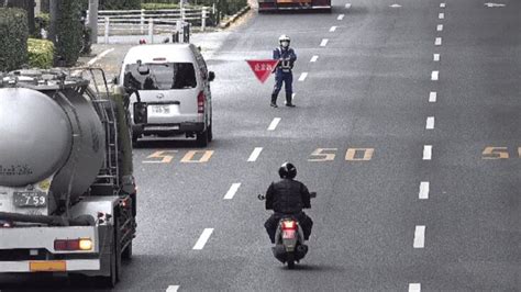 【ネズミ捕り】目の前に止まれの旗を振りながら現れた停止係の警察官！速度違反気味の速いスクーターに起きたミラクル！ 世界の緊急車両24時
