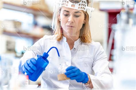 药物研究实验室中的生化研究科学家小组与显图片 包图网企业站