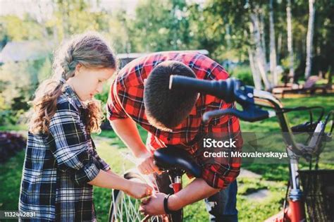 아버지와 딸은 여름에 야외 자전거 문제를 해결 합니다 아빠와 함께 시간을 보내는 아이 소녀 2명에 대한 스톡 사진 및 기타 이미지 Istock