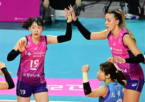 4세트 막판 대역전극 쌍포 앞세운 흥국생명 기업은행 꺾고 1위로 1라운드 마쳤다 인천 리뷰