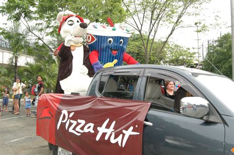 Pizza Hut Pooch The Pizza Hut Mascot Parading With The Beauties Along