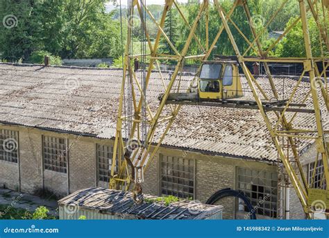 Gro Er Gelber Baukran Mit Einem Haken Stockfoto Bild Von Seilzug