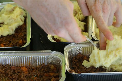 다진 쇠고기 양고기 알루미늄 호일 냉동 식품 저장 테이크 아웃 용기에 준비 된 식사 다진 고기 위에 으깬 감자를 얹은 손수 만든