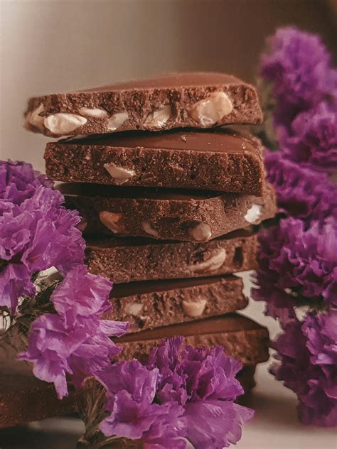 가벼운 각설탕 갈색 초콜렛 건강 결정 과자 균형 녹색 배경 다이어트 단 것 달콤한 달콤함 대조 디저트 라이프스타일 막대기 맛 미니멀리스트