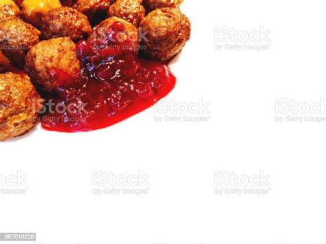 흰색 바탕에 크랜베리 소스와 함께 신선한 맛 있는 미트볼 텍스트에 대 한 장소입니다 0명에 대한 스톡 사진 및 기타 이미지