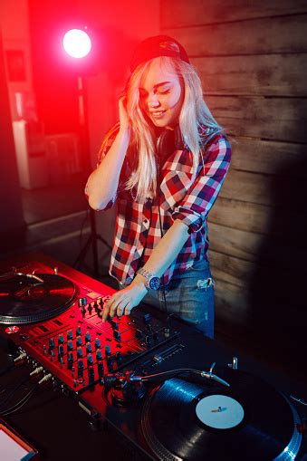 귀여운 Dj 여자 즐거움 음악 재생 클럽 파티라는 Dj에 대한 스톡 사진 및 기타 이미지 Dj 귀여운 금발 머리 Istock