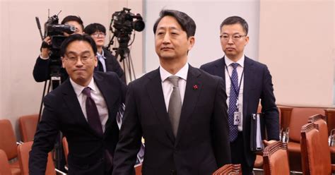 인사청문회 연기된 후 회의실 나서는 안덕근 후보자