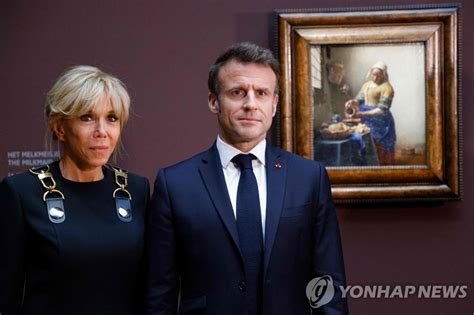 암스테르담 국립미물관서 포즈 취하는 마크롱 부부 연합뉴스