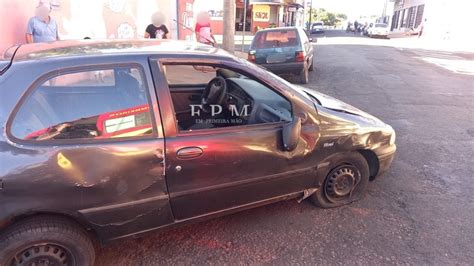 Motorista Perde Controle De Veículo Atinge Carro Estacionado E Capota