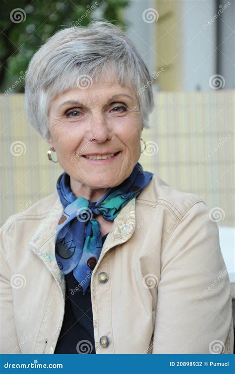 Seniorportrait 70 Jaar Aantrekkelijke Vrouw Stock Foto Image Of