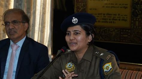 Female Ips Officers On Social Mediaसोशल मीडिया पर एक्टिव रहती हैं ये