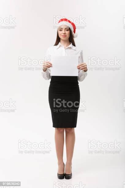 비즈니스 개념하얀 빈 종이 들고 산타 모자와 아름 다운 젊은 자신감 비즈니스 여자 크리스마스 축 하 합니다 겨울에 대한 스톡 사진 및 기타 이미지 Istock