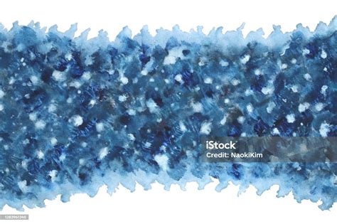 파스텔 색상 어두운 푸른 눈 덮인 밤 추상 에 그런 지 수채화 손 페인트 하늘 배경 겨울 벡터 일러스트 거친에 대한 스톡 벡터