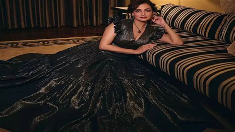 दिया मिर्झाचा Ethnic Ombre Gown लूक बघितला का Times Now Marathi