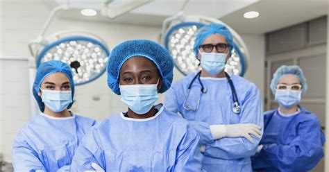 수술실에 서 있는 다문화 의료팀의 초상화 수술실에서 수술복을 입은 성공적인 의료 종사자의 초상화 다음 수술을 위해 준비 사진 Unsplash의 초상 이미지