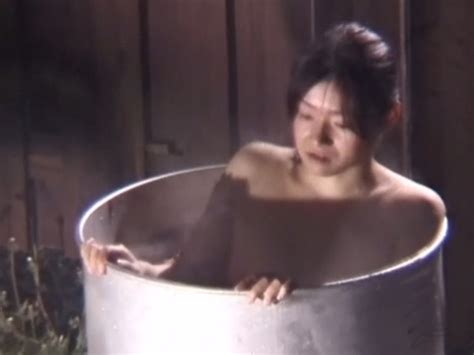 大学教授が生徒のドラム缶風呂を盗撮 1 自分のゼミの女子大生たちの入浴を盗撮体験授業とだまして ヒロインの裸