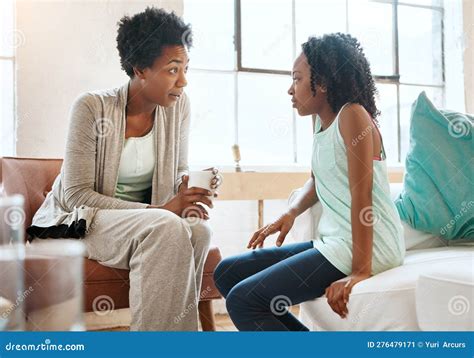 La Responsabilidad Es Lo Primero Una Madre E Hija En Casa Imagen De