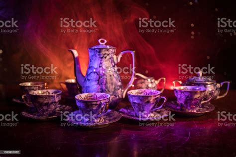 음식 배경 차와 커피 테마입니다 오래 된 빈티지 세라믹 차 또는 조명과 연기와 어두운 배경에 컵 용기와 설탕 컵 커피 포트 세라믹 차 주전자와 컵 실루엣 0명에 대한 스톡