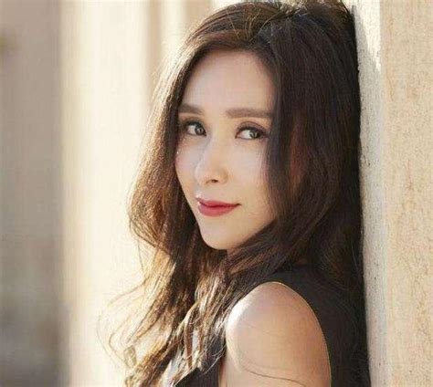 她是「最美亞姐」 被富商太太一巴掌打出娛樂圈？ 每日頭條