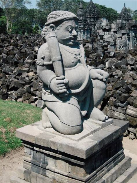 Membongkar Mitos Candi Sewu Kekuatan Magis Arca Dwarapala Yang