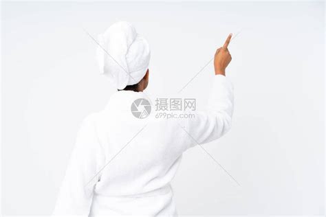 身穿浴袍的非裔美洲妇女与世隔绝的背景相提并高清图片下载 正版图片504085077 摄图网