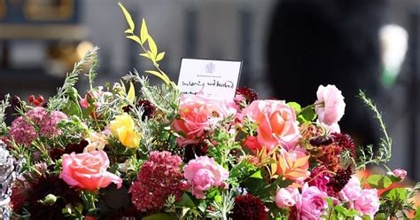 ما دلالة حرف R في بطاقة وداع تشارلز لوالدته؟