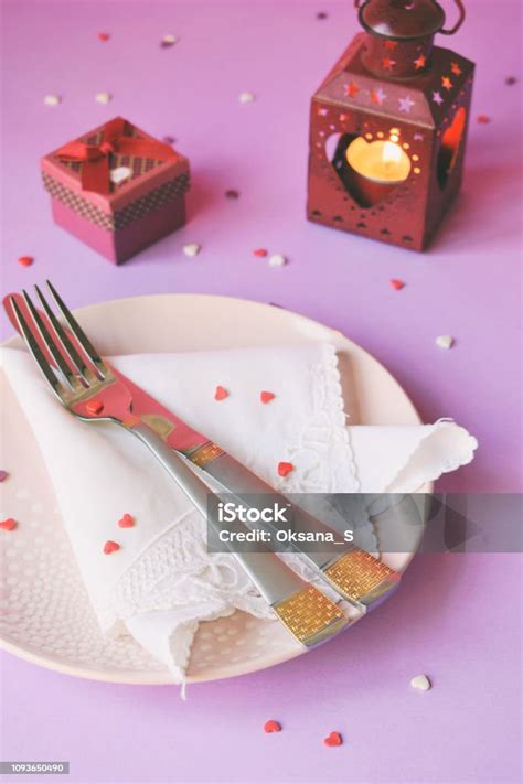 핑크 빈 접시 칼 붙이 마음 촛대 및 분홍색 보라색 바탕에 빨간색 선물 성 발렌타인의 날 테이블 설정 개념입니다 공간 복사 2