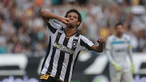 Botafogo vence o Vitória em dia de homenagens no Nilton Santos