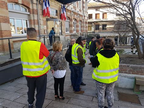 LOIRE Firminy délogés du rond point de Chazeau les Gilets jaunes
