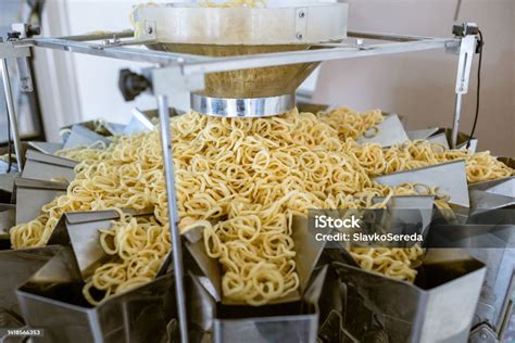 밀가루 제품의 시리얼 스낵 생산 식품 산업의 기술 생산을위한 공장 컨베이어에서 스낵 양파 링의 분류 및 포장 라인 건강에 좋지 않은 음식에 대한 스톡 사진 및 기타 이미지