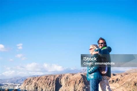 Alte Mutter Und Sohn Tun Trekking In Der Wüste Und Berge Platz
