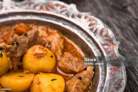 이드 무바라크 전통 라마단 이프타르 저녁 식사 나무 파란색 배경에 정통 소박한 요리에 맛있는 음식을 모았습니다 터키 보스니아 음식 고기 케밥 피타 사르마 클레페 소간 돌마